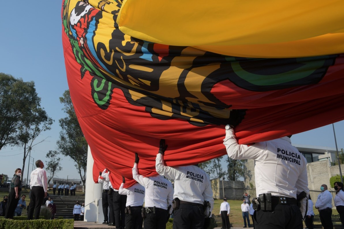 Realizan izamiento por primera vez de la bandera monumental del escudo ...