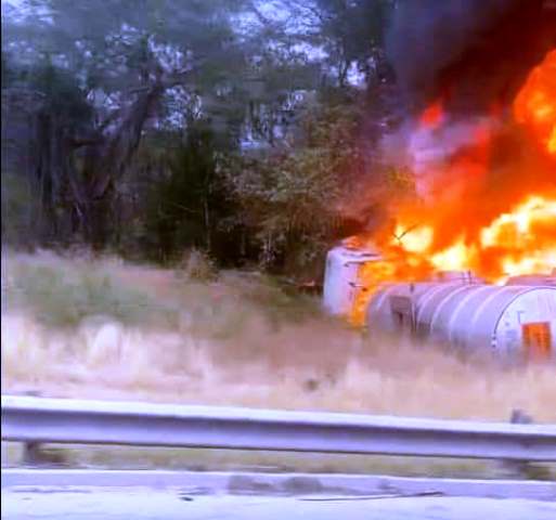 Vuelca pipa cargada con combustible y se incendia en la autopista Siglo XXI - Respuesta Michoacán