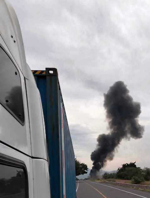 Vuelca pipa cargada con combustible y se incendia en la autopista Siglo XXI - Respuesta Michoacán